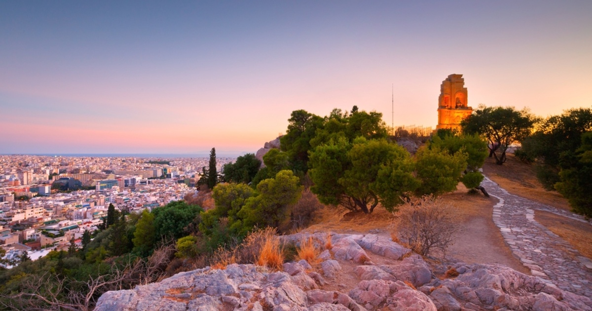Εικόνες εγκατάλειψης με ξεραμένα δέντρα και σκουπίδια στον Λόφο του ...