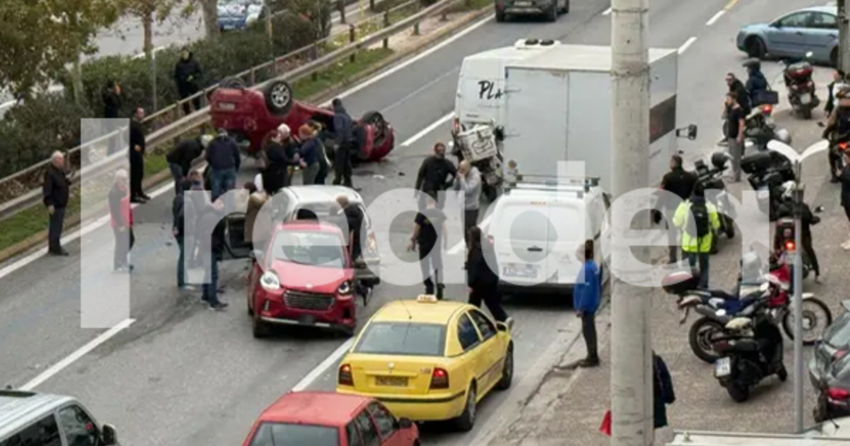 Σοβαρό τροχαίο με τραυματίες στη Μεσογείων: Αναποδογύρισε αμάξι στο ...