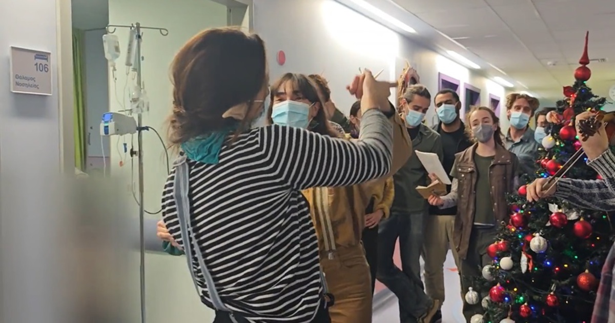 Συγκινητικές στιγμές στο Παίδων: Έψαλαν τα κάλαντα στα παιδιά που ...