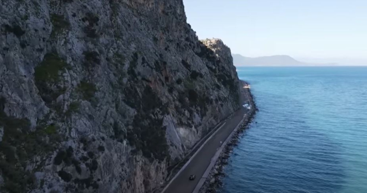 Ο πιο επικίνδυνος δρόμος στην Αττική: Τα κύματα σκεπάζουν τα αυτοκίνητα