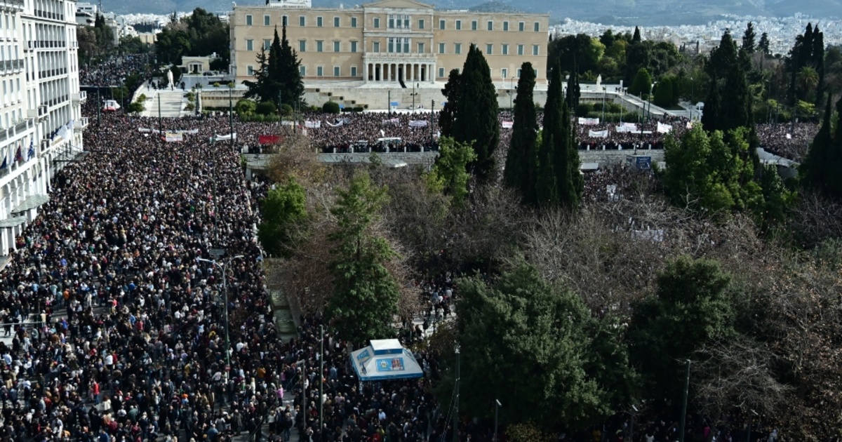 Συγκέντρωση για τα Τέμπη: Χιλιάδες κόσμου στο Σύνταγμα - Οι πρώτες ...