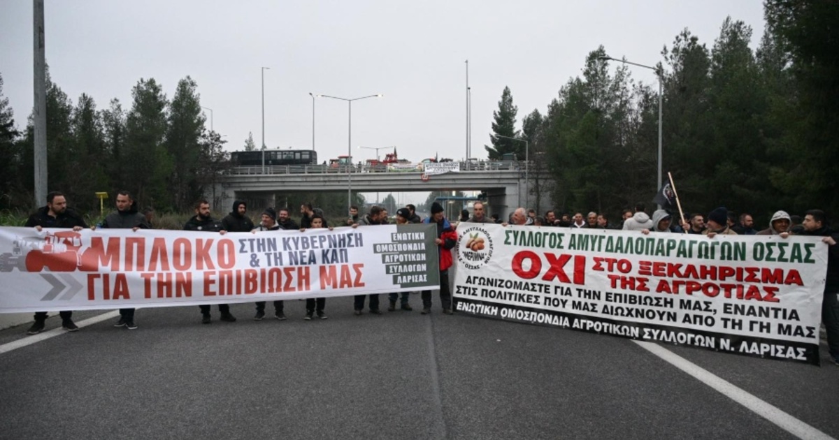 Μπλόκα αγροτών στη Θεσσαλία: Έκλεισαν τον κόμβο Ε65 και την ΠΑΘΕ στην ...