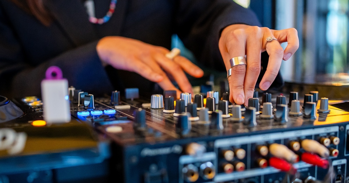 Προφυλακιστέα η 44χρονη dj για το ναρκοπάρτι στα Καλύβια Θορικού: Τι ...