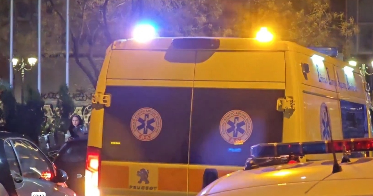 Φωτιά με εγκαυματία στα Εξάρχεια - Απομακρύνθηκε τετραμελής οικογένεια