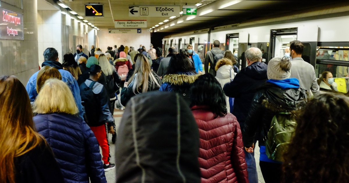 Πόσα μικρόβια «κάθονται» στις θέσεις του Μετρό; Μικροβιολόγος πήρε ...
