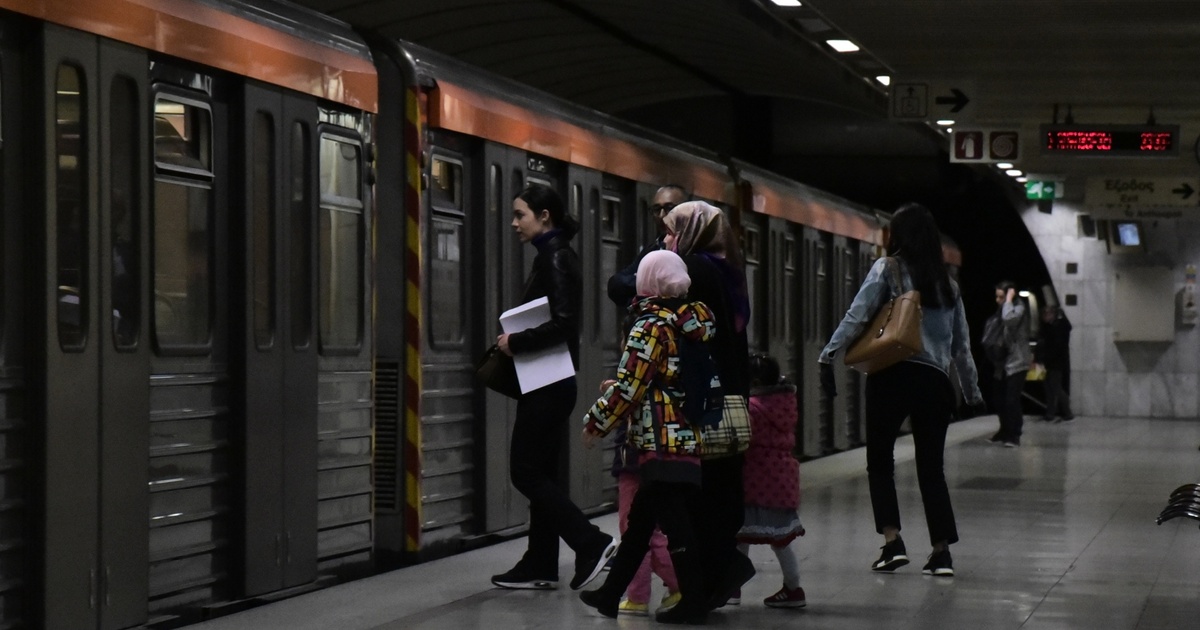 Επιβάτες του μετρό στην Αθήνα λένε πως «στοιβάζονται σαν σαρδέλες» - Η ...