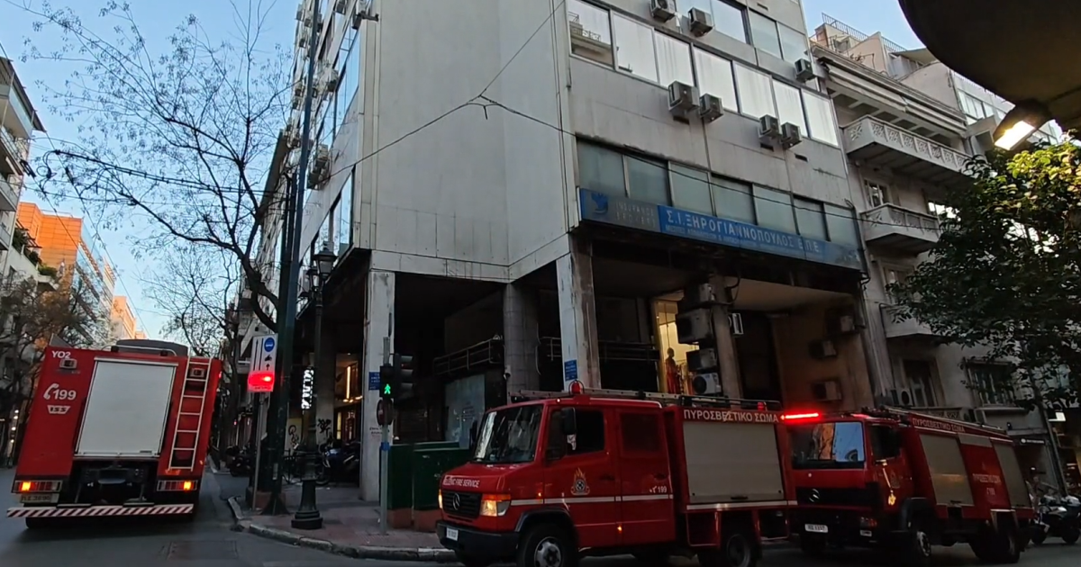 Φωτιά σε κτίριο στο κέντρο της Αθήνας: Διακόπηκε η κυκλοφορία στην οδό ...