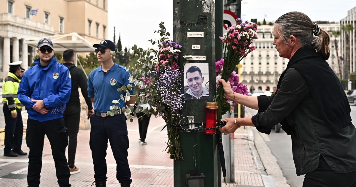 Οργή, θλίψη και συγκίνηση έξω από τη Βουλή για τον θάνατο του Ιάσονα ...