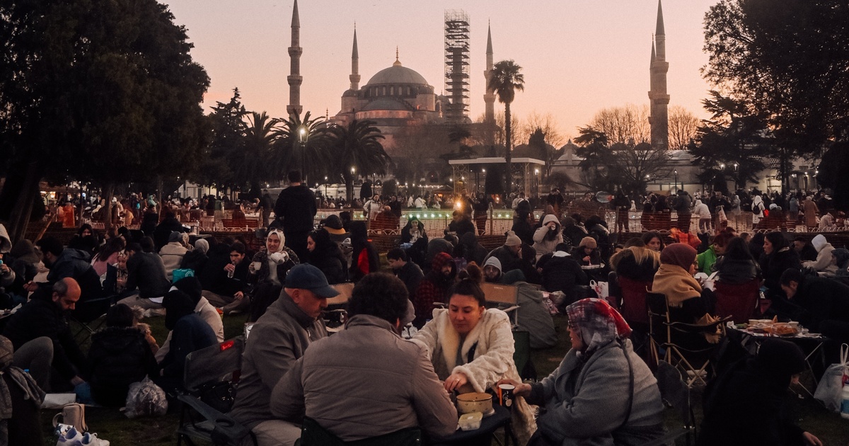 Ιφτάρ: Τρώγοντας με χιλιάδες Μουσουλμάνους έξω από την Αγιά Σοφιά στο ...