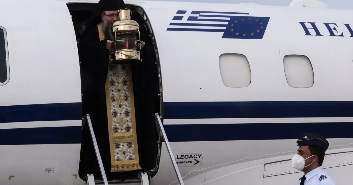 Το Άγιο Φως θα μεταφερθεί με αεροπλάνα από την Αθήνα σε πόλεις της ...