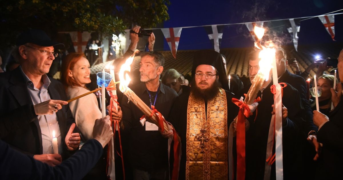 Το Άγιο Φως μεταλαμπαδεύεται σε όλη την Ελλάδα: Πλήθος κόσμου στους ναούς