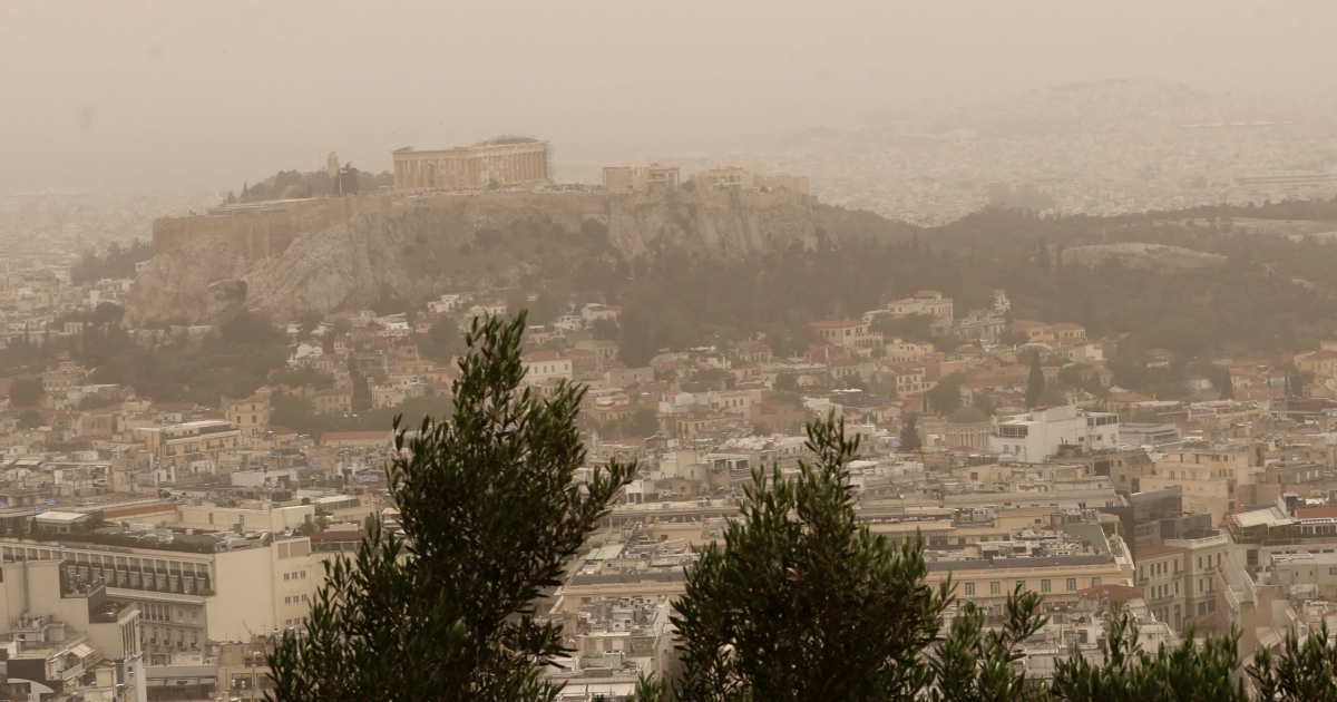 Η αφρικανική σκόνη «σκοτείνιασε» την Αττική: Μειωμένη ορατότητα στην Αθήνα