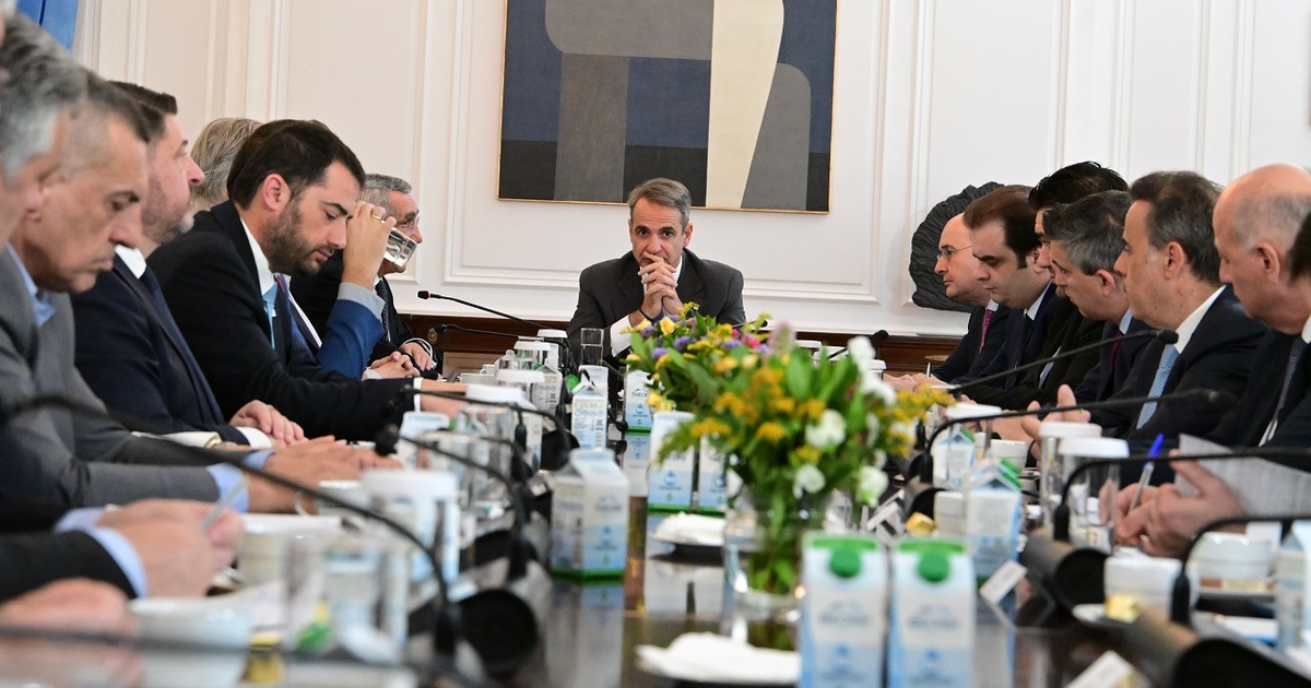 Μητσοτάκης προς περιφερειάρχες: «Η εποχή που πετούσαμε το μπαλάκι της ...