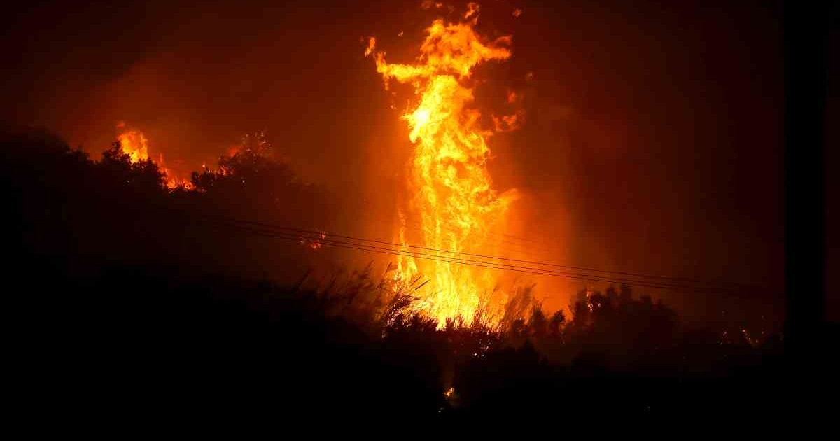 Ολονύχτια μάχη με τις φλόγες στα Μεσοχώρια Ευβοίας