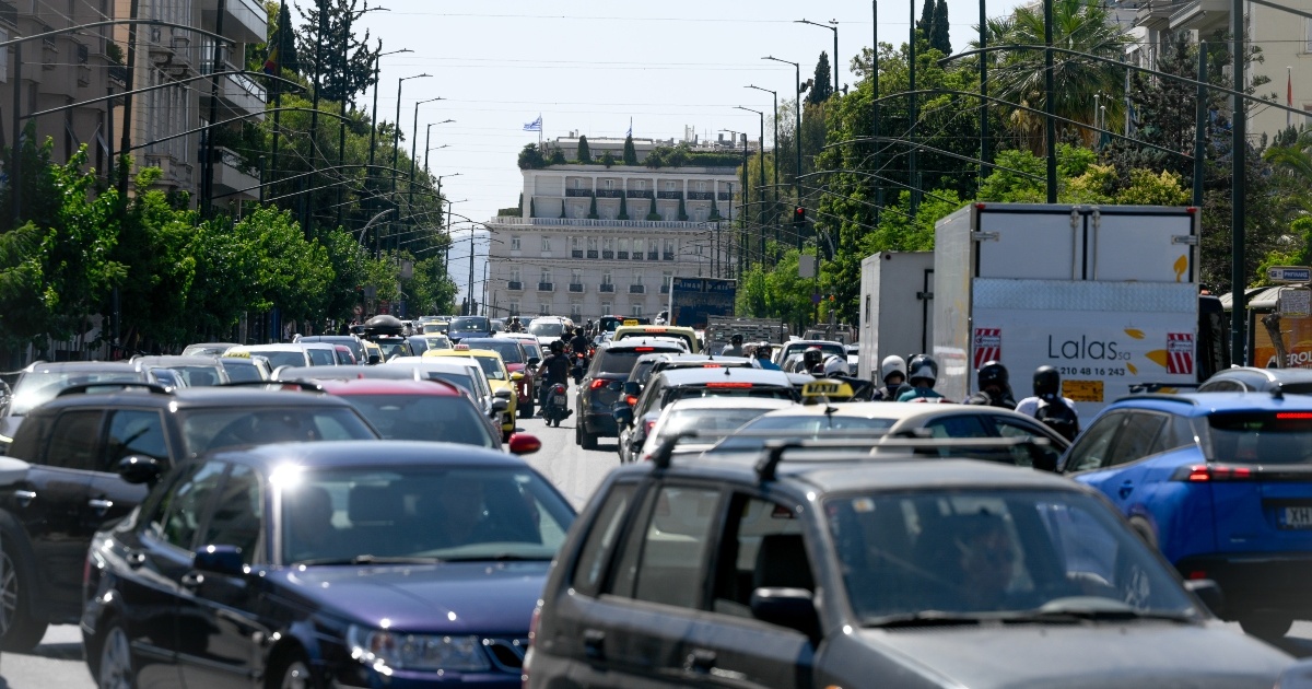 Κίνηση στους δρόμους: «Ακίνητα» τα οχήματα στον Κηφισό, μεγάλες ...