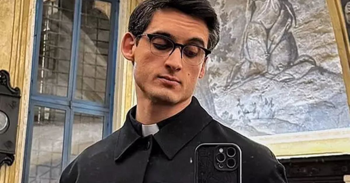 Ο πιο σέξι ιερέας του TikTok βρίσκεται στο στόχαστρο για έναν ...