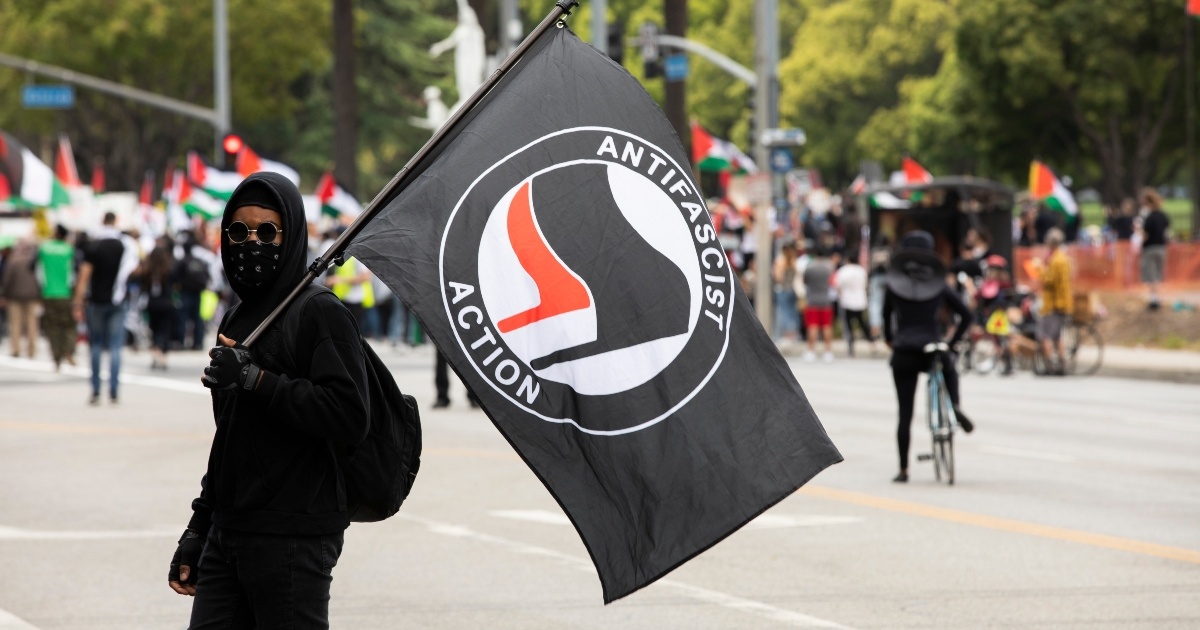 Ο Τραμπ βάζει τους Antifa σε λίστα τρομοκρατών: Μέσα και δύο ελληνικές ...