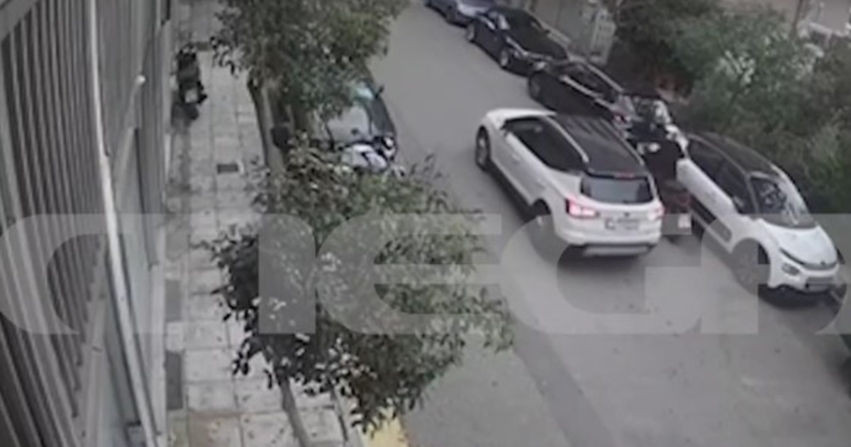 Νέος Κόσμος: Η στιγμή που ο 58χρονος ψεκάζει με σπρέι τον 29χρονο ...