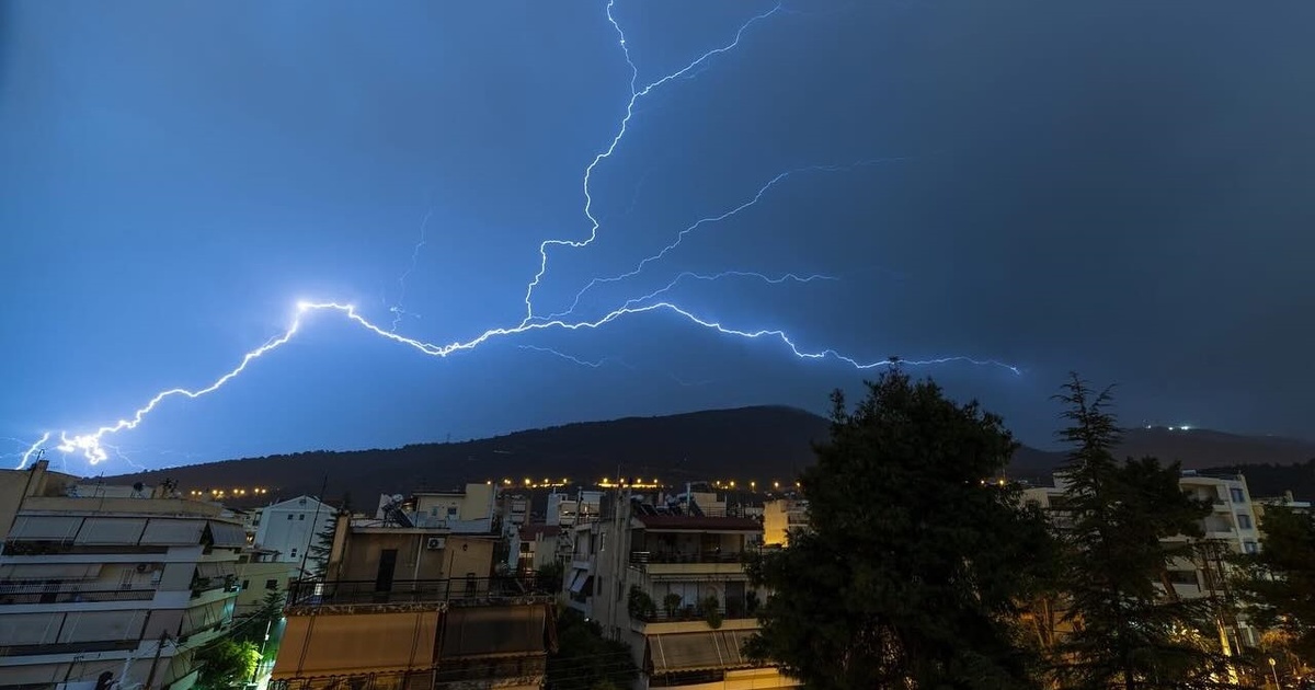 Αντίστροφος κεραυνός στον Υμηττό: Το είδαμε και αυτό με την κακοκαιρία Adel