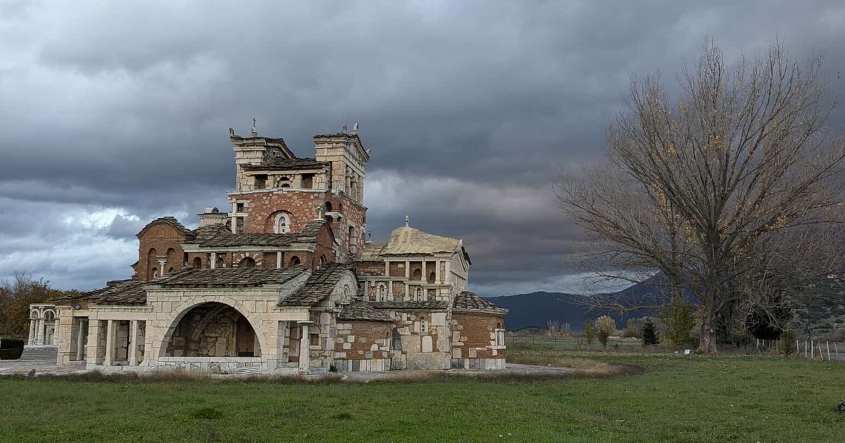 Η πιο παράξενη εκκλησία της Ελλάδας που οι άγιοι είναι σαν αρχαίοι ...