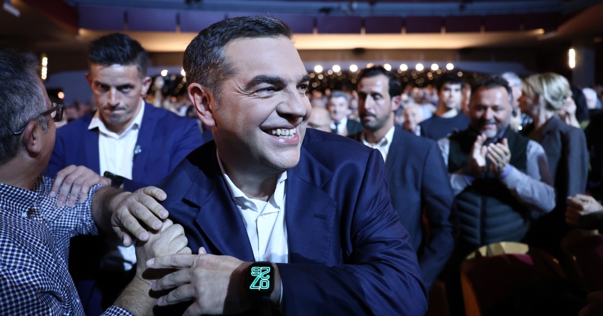 Μέσα σε αποθέωση η άφιξη του Αλέξη Τσίπρα: «Νάτος, νάτος, ο ...