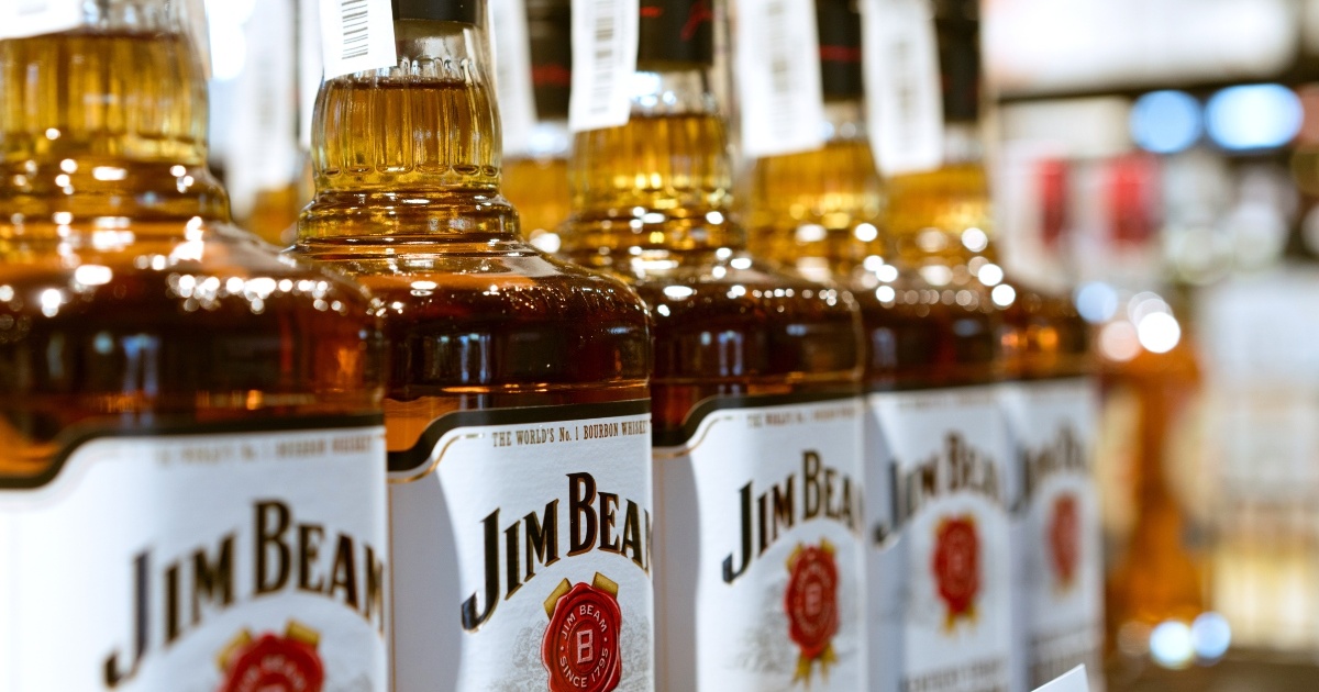 Jim Beam: Τέλος για έναν χρόνο στην παραγωγή του γνωστού bourbon
