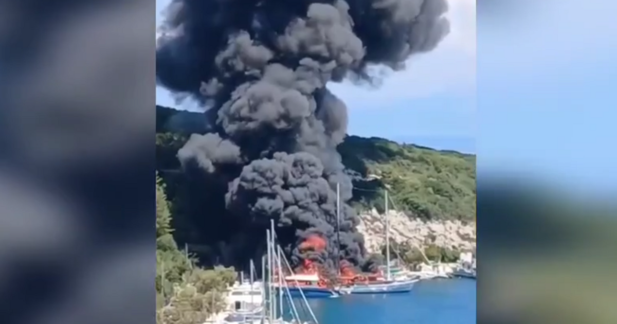 Παξοί: Φωτιά σε σκάφος που πραγματοποιεί κρουαζιέρες - Επεκτάθηκε και ...